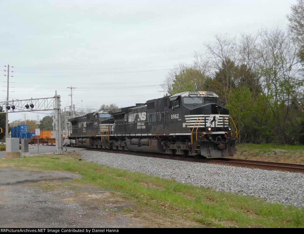 Two NS Dash9's lead NS 22N